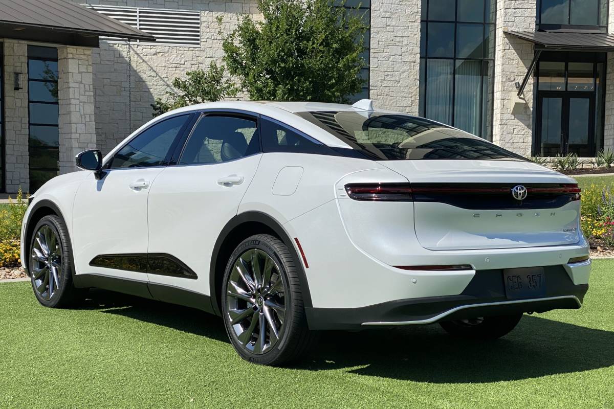 StriveME - ابرز الفروقات بين تويوتا كورولا وتويوتا افالون (كراون) 2023